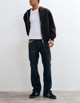 True Religion Loose-Fit Bobby Ultrasuede Jeans mit Pattentaschen in verwaschenem Braun