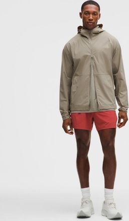 lululemon Pace Breaker Shorts ohne Liner f&uuml;r M&auml;nner - 13 cm - Gr&ouml;&szlig;e XS in Dare Devil