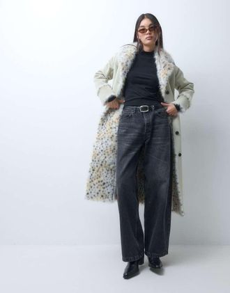 Reclaimed Vintage manteau long &agrave; imprim&eacute; animal contrastant en faux-fur blanc