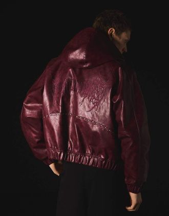 Bershka Jacke aus Kunstleder in Burgunderrot mit Nietenbesatz