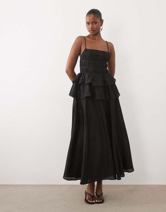 Asos Robe longue &agrave; corsage pliss&eacute; et volants &eacute;tag&eacute;s &agrave; la taille - Noir-Jaune