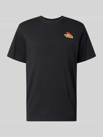 The North Face Regular Fit T-Shirt mit Motiv-Print auf der R&uuml;ckseite
