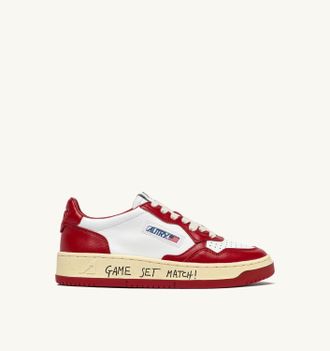 Autry SNEAKERS MEDALIST LOW AUS LEDER IN WEISS UND ROT MIT SCHRIFTZUG