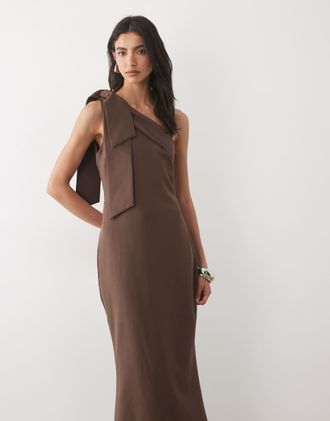 Pretty Lavish Brautjungfern-Nevaeh Crepe One-Shoulder-Maxikleid mit Schleifendetail in Schokobraun