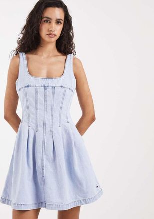 Tommy Jeans Mini-Jeanskleid in hellblauer Waschung mit Faltendetails
