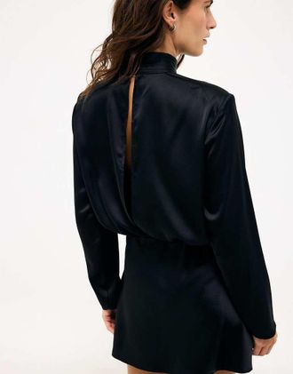 NA-KD robe courte en satin avec d&eacute;tail au dos noire