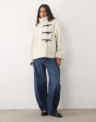 Pieces veste courte textur&eacute;e &agrave; col montant avec fermeture &agrave; brandebourgs en cr&egrave;me-Neutre