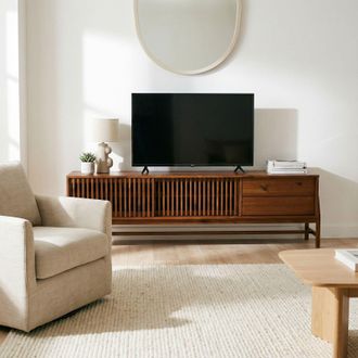 IDIMEX Lowboard Adamo 180 cm aus Massivholz, Kastanie Finish - TV Kommode mit Lamellenschiebet&uuml;ren, TV Lowboard f&uuml;r Wohnzimmer, Sideboard mit 2 Schubladen, W