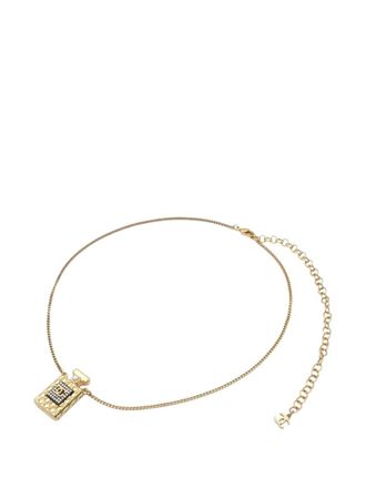Chanel collier &agrave; pendentif bouteille de parfum CC en cristal et plaqu&eacute; or &agrave; perles artificielles (2020)