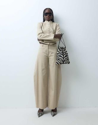 Asos pantalon &agrave; taille basse et jambe horseshoe en ensemble coordonn&eacute; pierre-Neutre