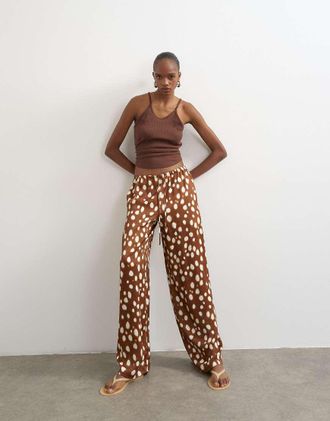 Topshop Satinhose mit Kordelzugbund, abstraktem Tierfellmuster und weitem Bein-Brown