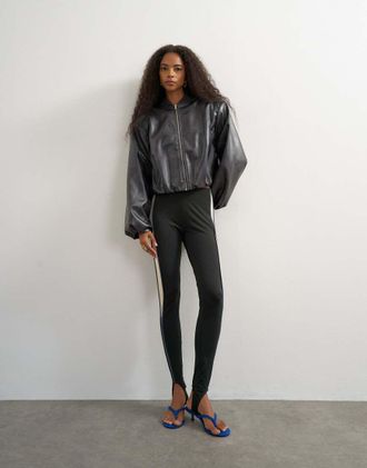 Topshop Oversize-Bomberjacke aus Kunstleder mit Rei&szlig;verschluss in ausgewaschenem Schwarz
