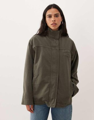 Asos Denim-Jacke mit Stehkragen in Khaki-Gr&uuml;n