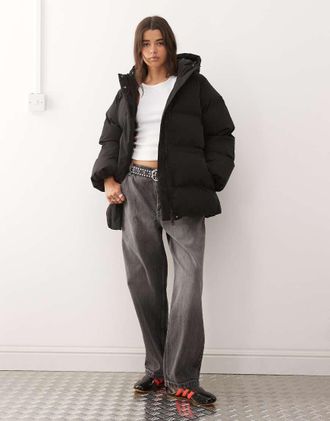 Weekday Doudoune cintr&eacute;e avec capuche amovible - Noir
