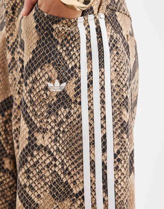 adidas Originals Bermuda en jean effet peau de serpent - Marron clair-Neutral