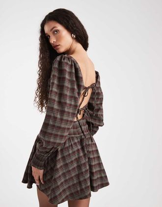 Daisy Street Minikleid mit volumin&ouml;sen &Auml;rmeln, tiefer Taille und Karomuster in Marineblau und Burgunderrot