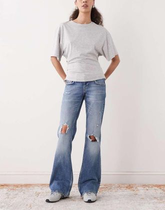 Weekday Ausgestellte Bootcut-Jeans in Mittelblau im Used-Look