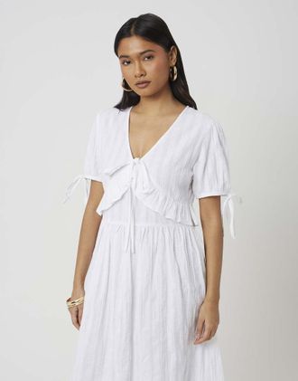 Brave Soul Maxikleid mit Puff&auml;rmeln, Bindeband und R&uuml;schen in Wei&szlig;
