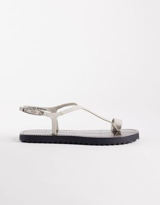 Asos Filomena - Hochwertige Ledersandalen in Wei&szlig; mit schmaler Zehenschlaufe und &Uuml;berwendlingsstich