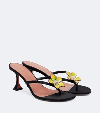 Amina Muaddi Sandales Vittoria en satin &agrave; ornements