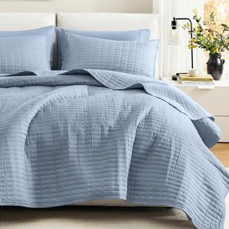 Comfort Spaces Kienna Set - luxuri&ouml;ses doppelseitiges N&auml;ht-Design Ganzjahresdecke, leicht, Tagesdecke, Bettw&auml;sche, passende Kissenbez&uuml;ge, Mikrofaser, Blau, Quilt Ful