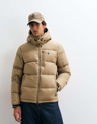 Polo Ralph Lauren Gorham Icon Logo wattierte Daunen-Pufferjacke in Beige-Neutral