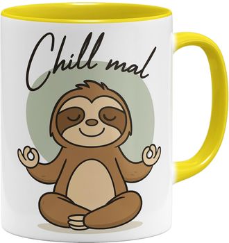 OM3 lustige Faultier Kaffee-Tasse mit Spruch - Chill mal - Namaste Sloth Yoga Motiv - Keramik Becher - 325ml - Beidseitig Bedruckt - Gelb