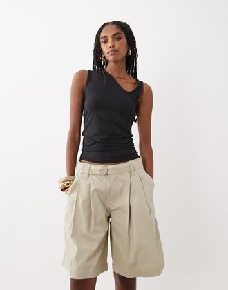 Motel Niso - Elegante Longline-Shorts in Beige-Neutral
