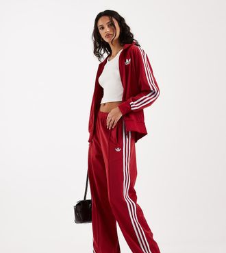 adidas Originals Exclusivit&eacute; ASOS - adidas Originals - Firebird - Pantalon de surv&ecirc;tement ample - Rouge fonc&eacute; et bleu
