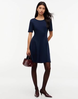 Tommy Hilfiger Kleid mit goldfarbenen Kn&ouml;pfen, U-Boot-Ausschnitt und schmaler Passform in Dunkelblau
