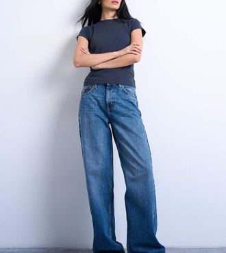 Topshop Tall Locker geschnittene Jeans in Altblau mit niedrigem Bund und Schnallenriemen
