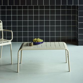 Sweeek Table basse de jardin rectangulaire acier 90cm beige - Am&eacute;lia