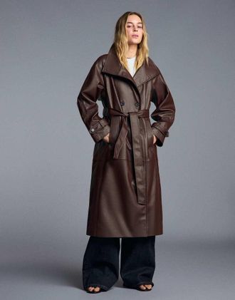Bershka trench-coat long effet cuir avec ceinture bordeaux-Rouge