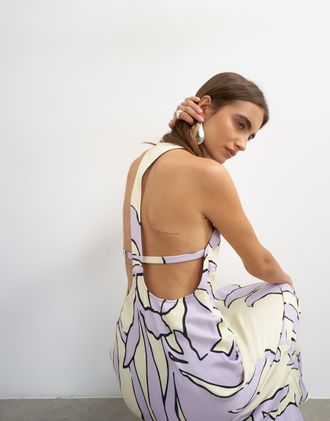 Topshop Satin-Maxikleid mit U-Ausschnitt und Nahtdetails in Flieder und cremewei&szlig; mit Blumenmuster-Multi