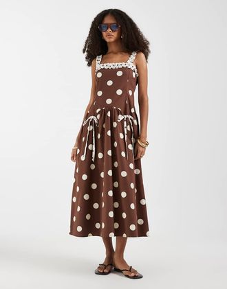 Neon Rose Robe longueur mollet &agrave; pois avec bretelles et d&eacute;tail nou&eacute; - Marron