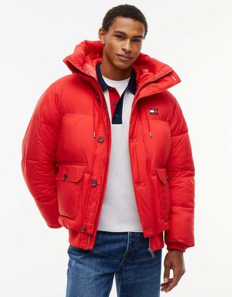 Tommy Jeans Logo Kapuzen-Pufferjacke in Scarlet Flare mit Relaxed Fit-ROT