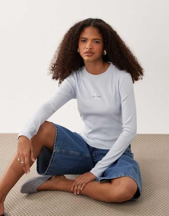 Calvin Klein Jeans top &agrave; manches longues Monologo bleu p&acirc;le