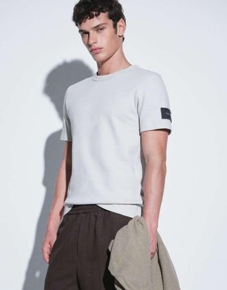 Calvin Klein Jeans Badge Waffel-T-Shirt mit Rundhalsausschnitt in Beige-Grau