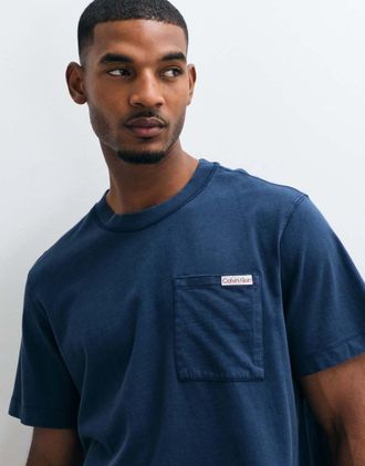 Calvin Klein Jeans T-Shirt aus Baumwolle mit Tasche in Marineblau