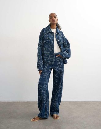 Topshop Jeans mit mittelhohem Bund und Jacquard-Blumenmuster-Blau