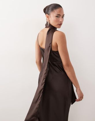 Vero Moda Petite Robe caraco mi-longue en satin avec col b&eacute;nitier et d&eacute;tail foulard - Marron chocolat