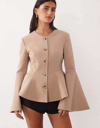 Miss Selfridge blazer cintr&eacute; &agrave; basque avec manches &eacute;vas&eacute;es-Multi