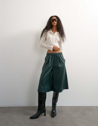 Topshop Culotte aus Kunstleder in Gr&uuml;n