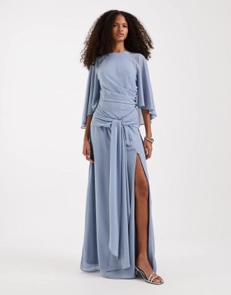 Tfnc Plus - Linvit&eacute;e - Robe longue en mousseline avec cape nou&eacute;e &agrave; lavant - Bleu cendr&eacute;