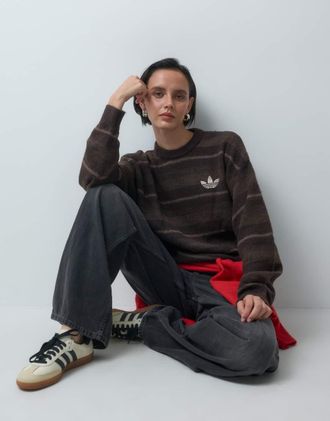 adidas Originals gestricktes Essentials-Sweatshirt mit Streifen in Braun