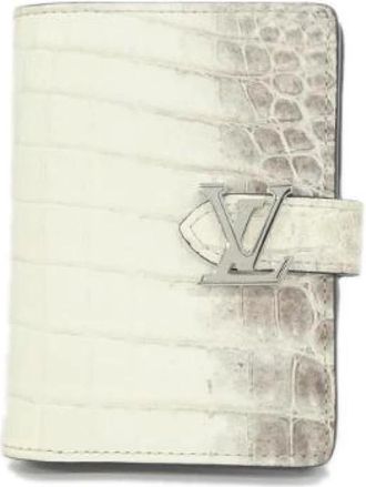 Louis Vuitton Portefeuille vertical pr&eacute;-poss&eacute;d&eacute; en cuir exotique compact en crocodile - Femme - Pre-owned - Beige - Taille: ONE Size
