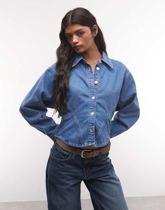 Asos chemise en jean cintr&eacute;e &agrave; la taille en bleu de lensemble