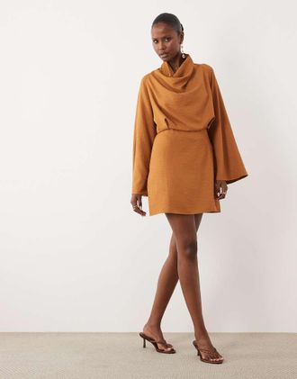 Asos Minikleid mit Wasserfallausschnitt und langen &Auml;rmeln in Ocker-Neutral