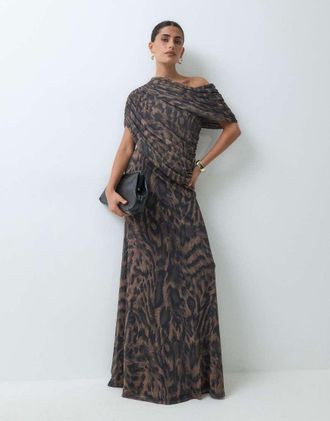 Asos robe longue imprim&eacute;e en tulle &agrave; &eacute;paules d&eacute;nud&eacute;es, d&eacute;tail corsage portefeuille, avec tra&icirc;ne, imprim&eacute; animal-Multicolore