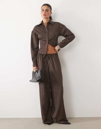 Missy Empire pantalon large &agrave; taille &eacute;lastiqu&eacute;e coordonn&eacute; &agrave; rayures fines chocolat-Marron